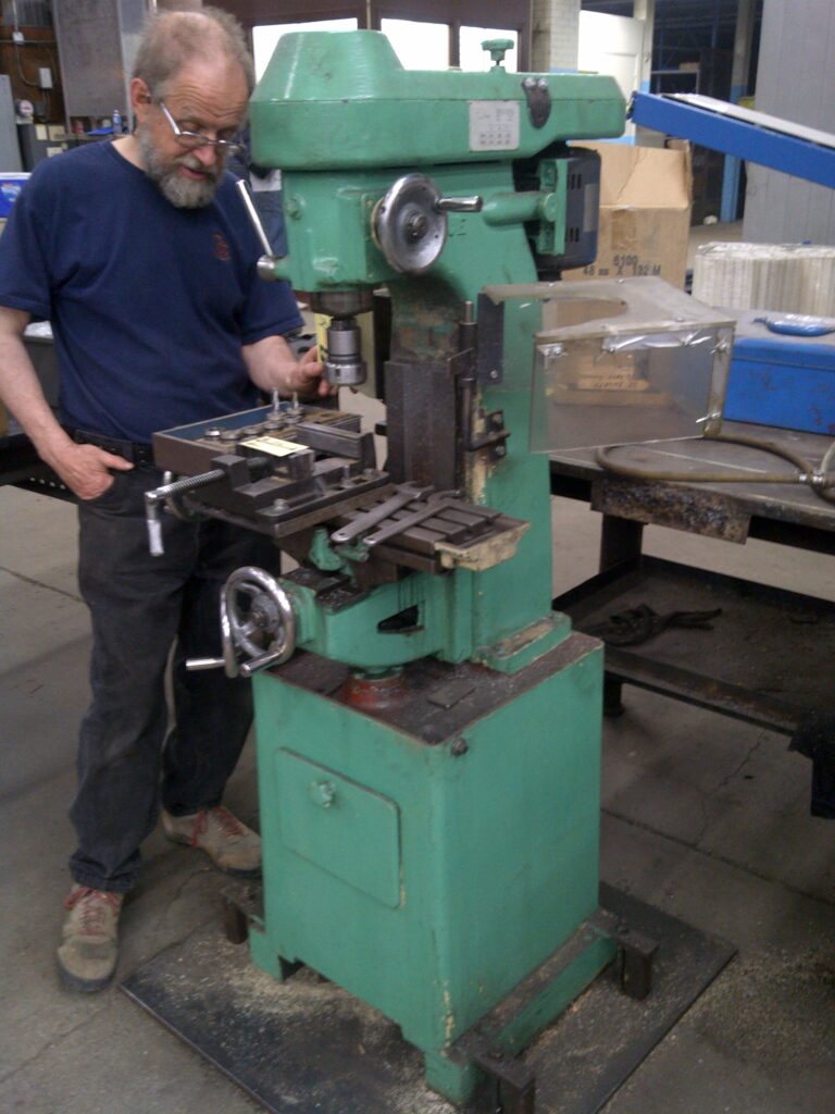 "SOLD" Vertical Milling machine, knee type, full features. all cast ...